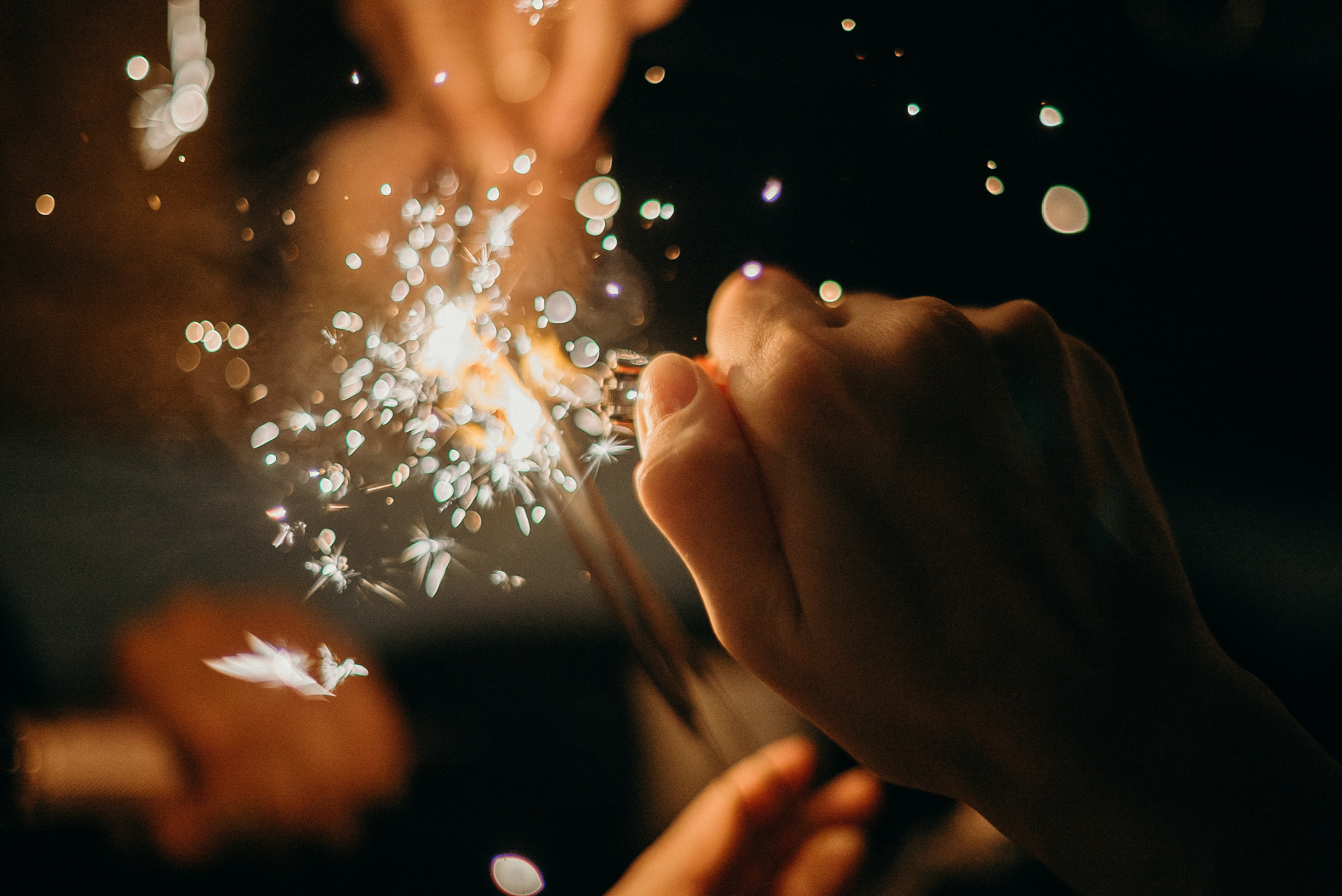 «Έναν Δεκέμβρη με φώτα σβηστά κι ανθρώπους αναμμένους»