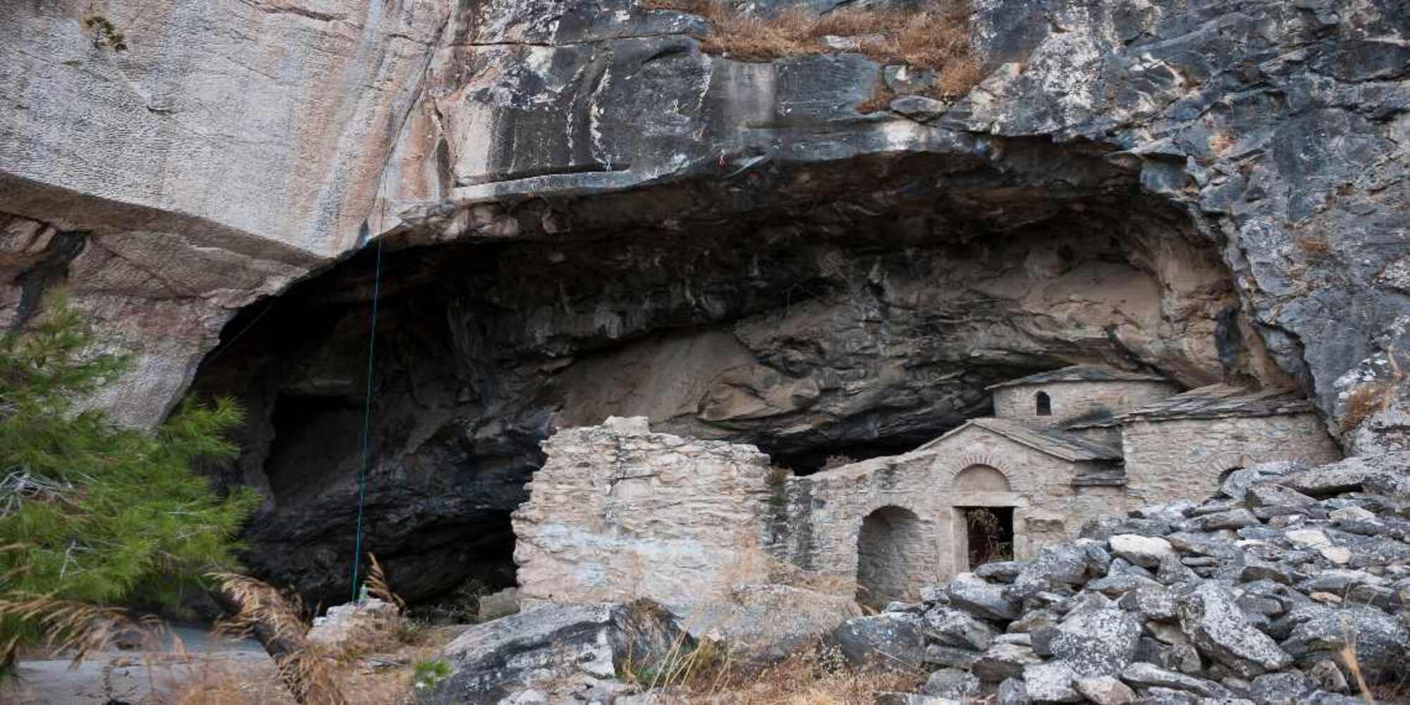 Σπηλιά Νταβέλη: Οι θρύλοι και τα μυστήρια στο όρος της Πεντέλης