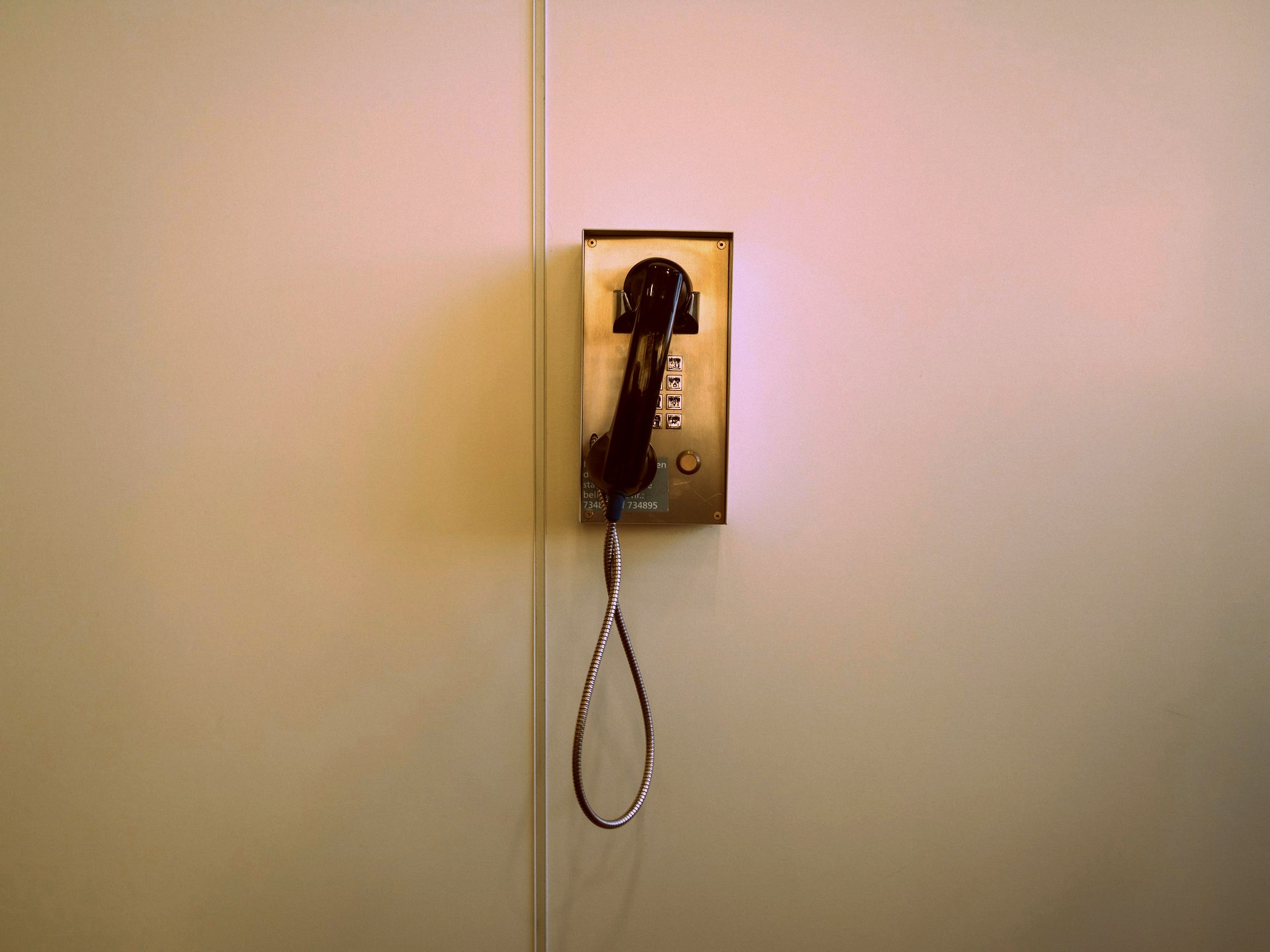 27 γραμμές ανοικτής επικοινωνίας για ψυχολογική υποστήριξη