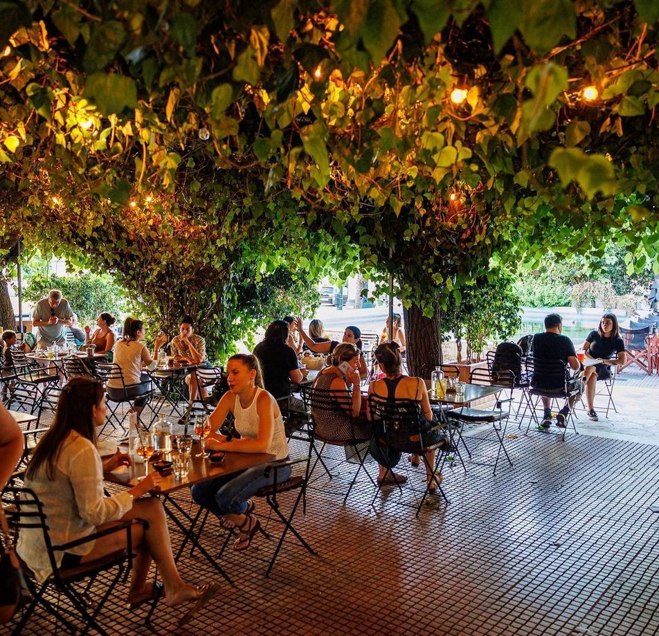Πλατεία Μαβίλη: Πού να βγεις στη θρυλική πλατεία της Αθήνας